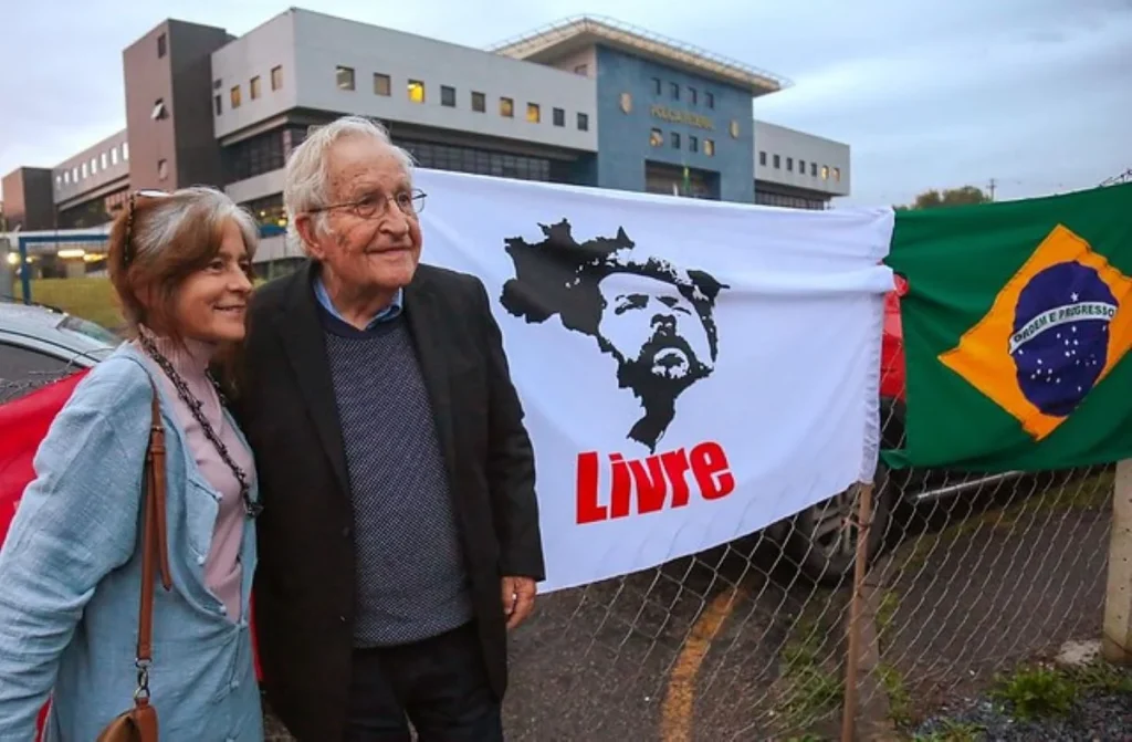 Esposa de Chomsky desmente ligação de Lula com Epstein